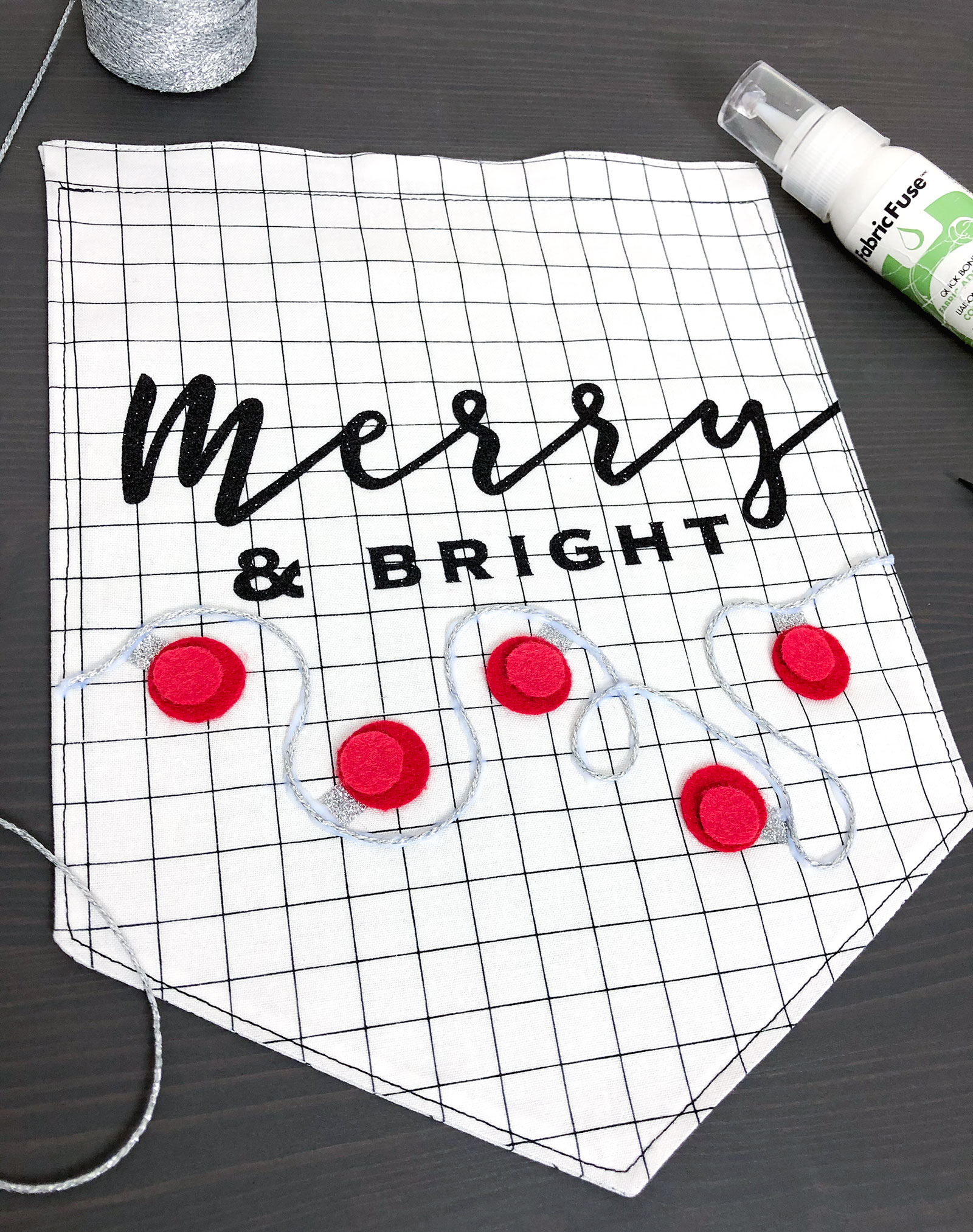 Simple Christmas Banner with the Cricut Maker - Ameroonie Designs