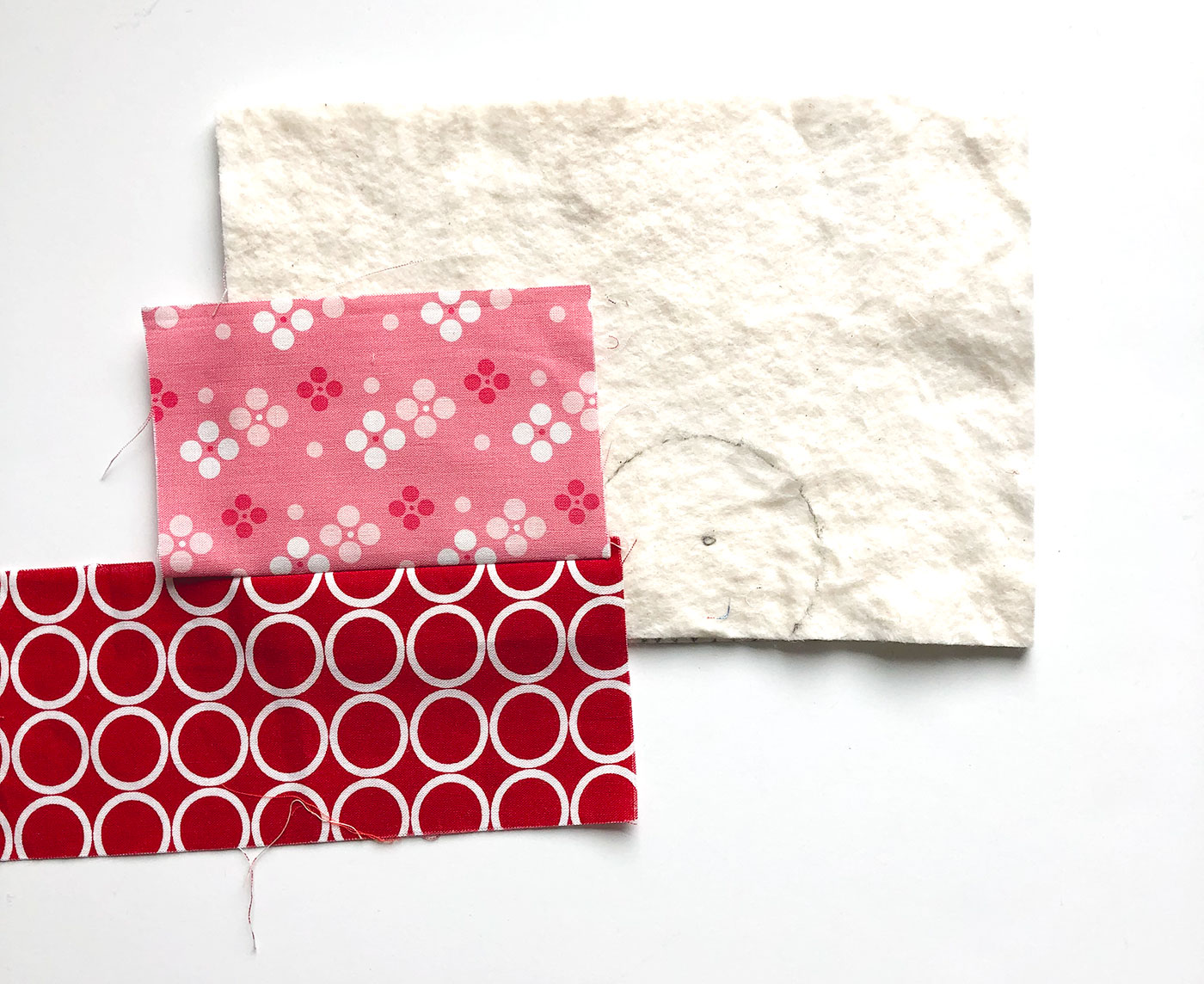 Quick and Easy Rainbow Sunset Mug Rug Tutorial - Ameroonie Designs