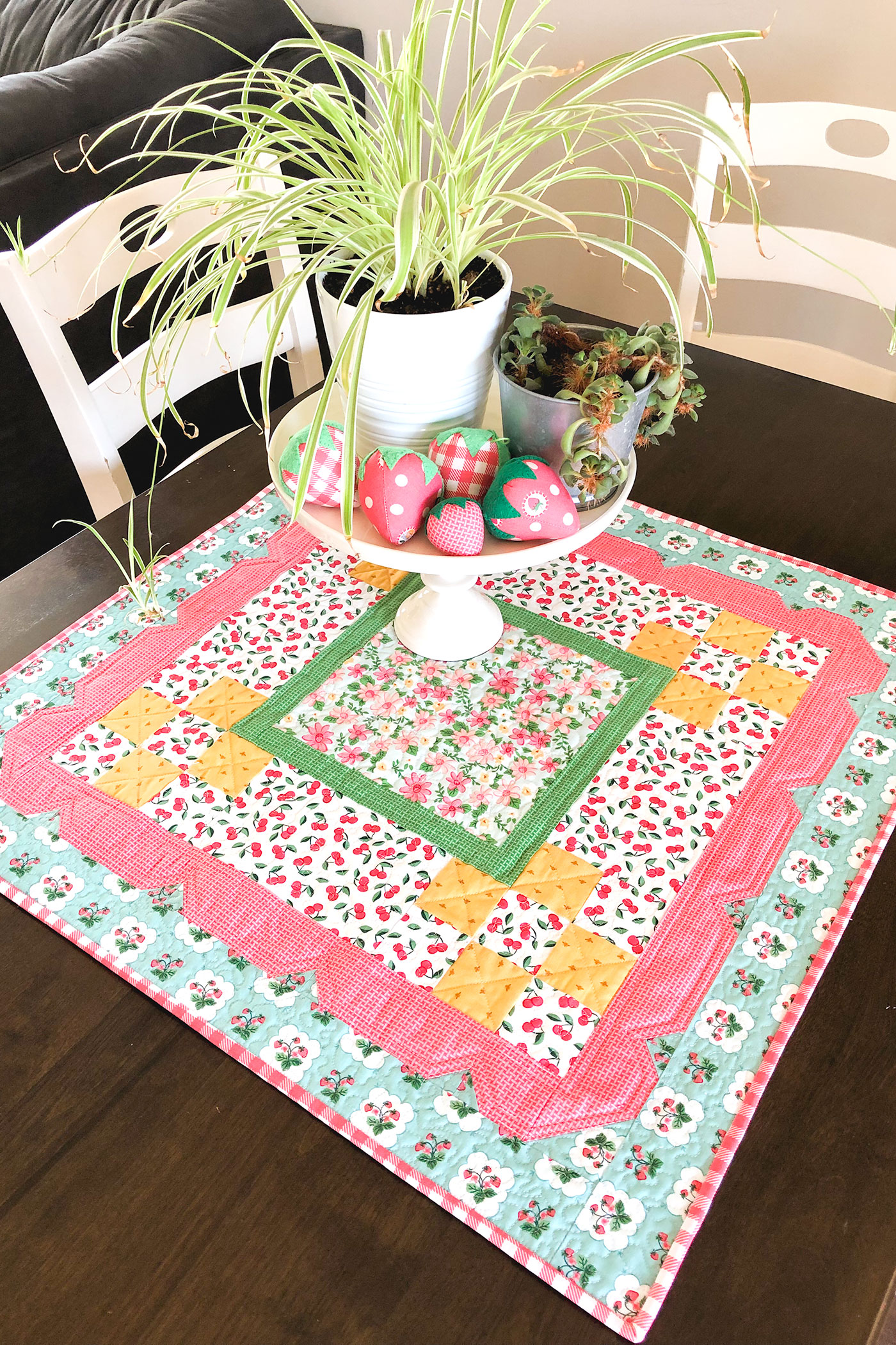 Enjoy a summer picnic with this stunning scalloped table topper