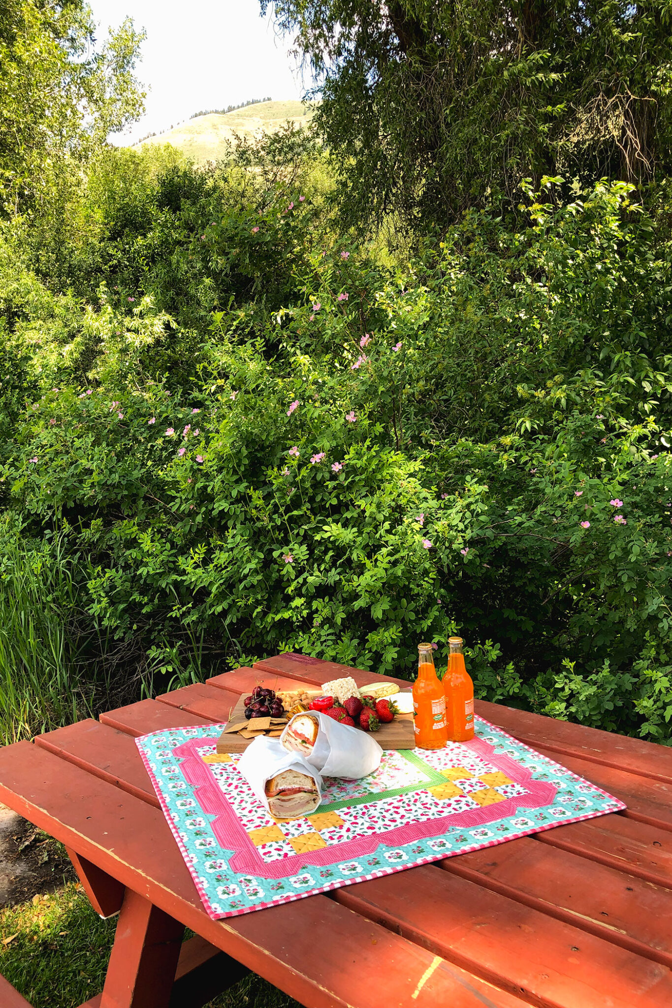 Enjoy a summer picnic with this stunning scalloped table topper